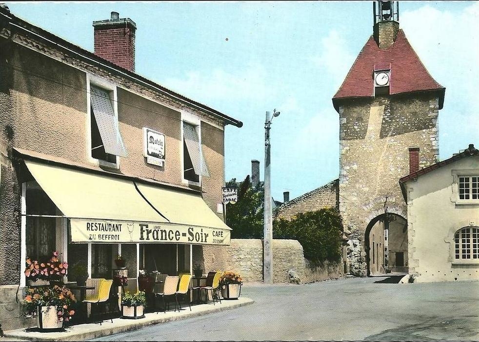 Mairie de Charroux, la Commune de Charroux et son village (03140) (Allier).