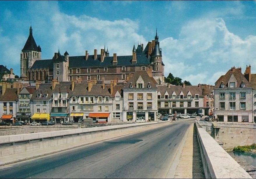 Photos et carte postales anciennes de Gien - Mairie de Gien et sa ville