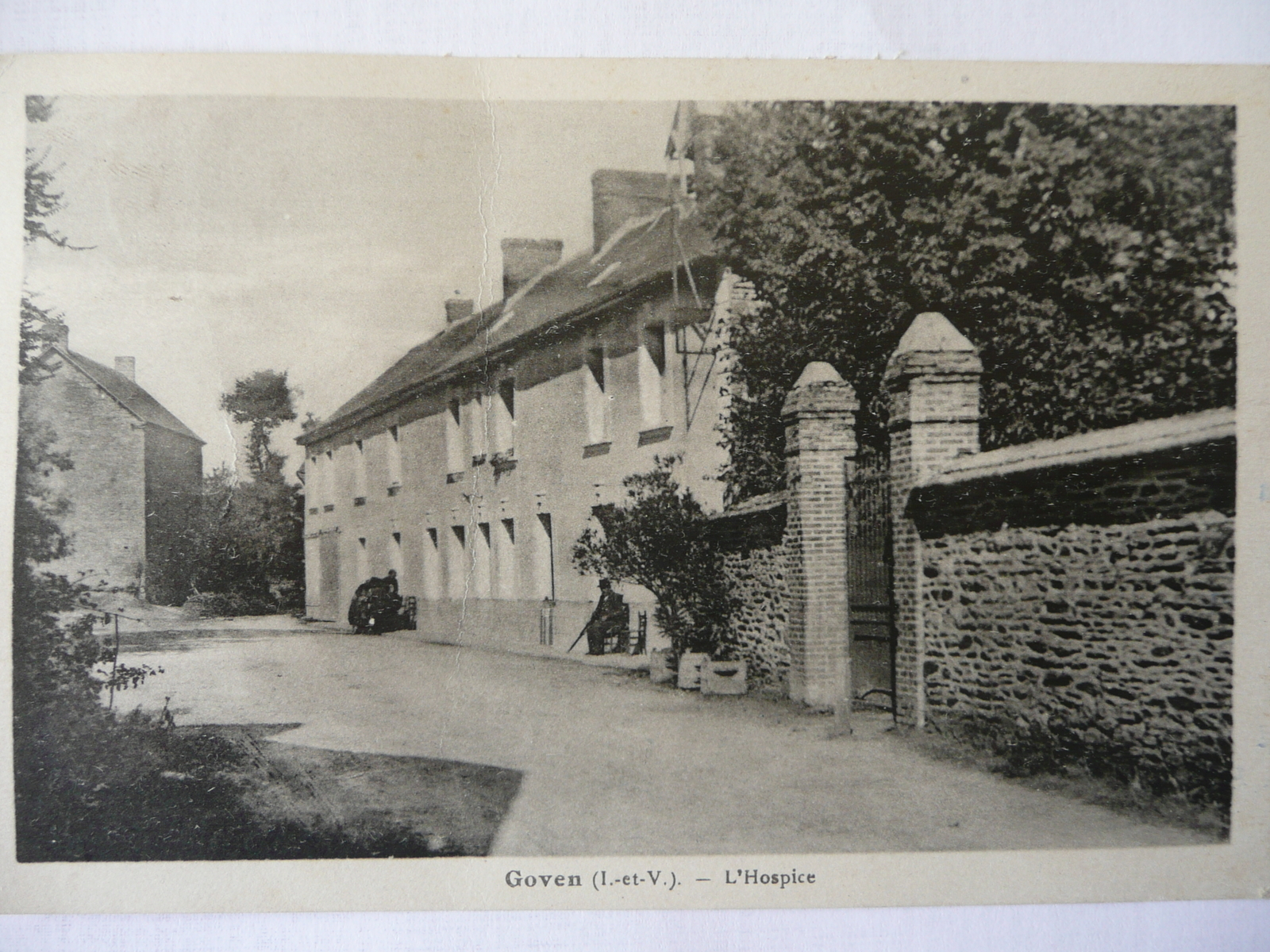 Photos et carte postales anciennes de Goven - Mairie de Goven et sa ville