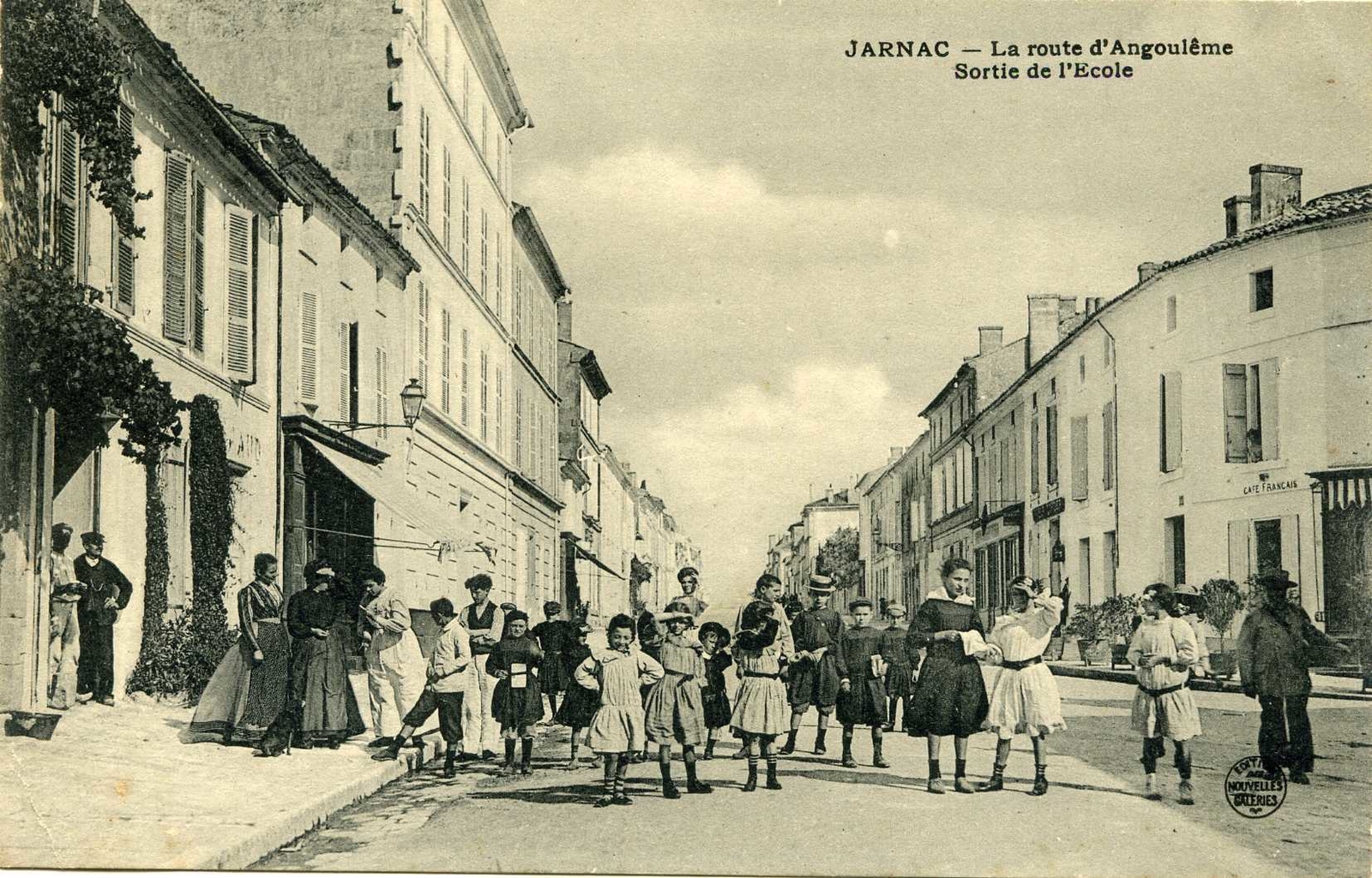 Photos et carte postales anciennes de Jarnac - Mairie de Jarnac et sa ville