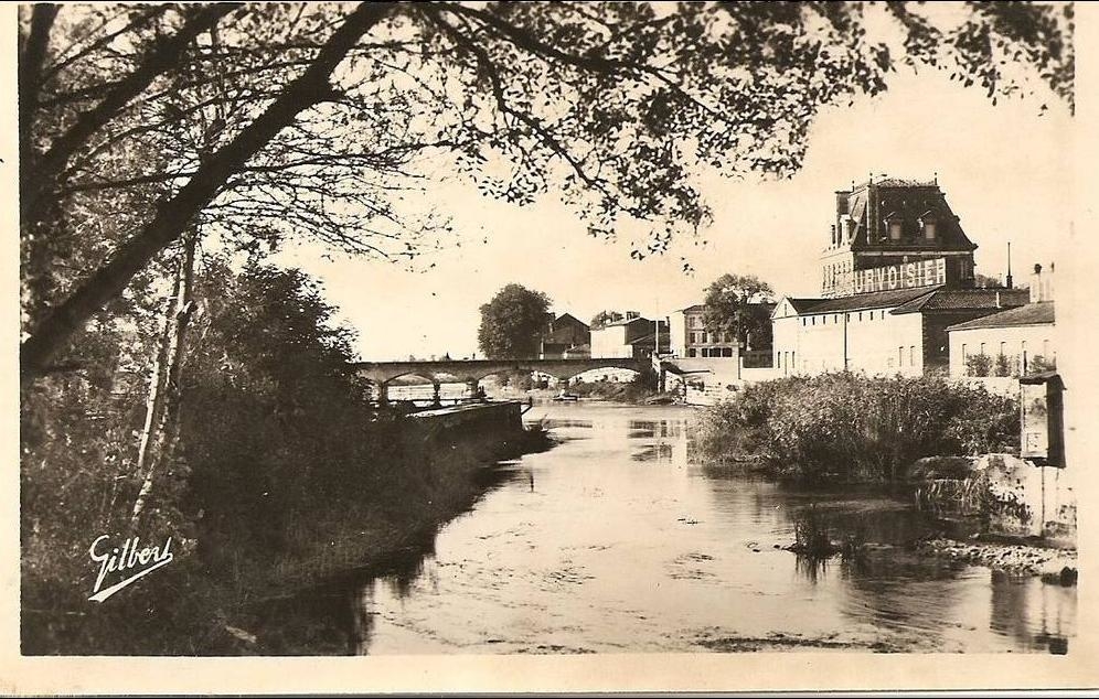 Photos et carte postales anciennes de Jarnac - Mairie de Jarnac et sa ville