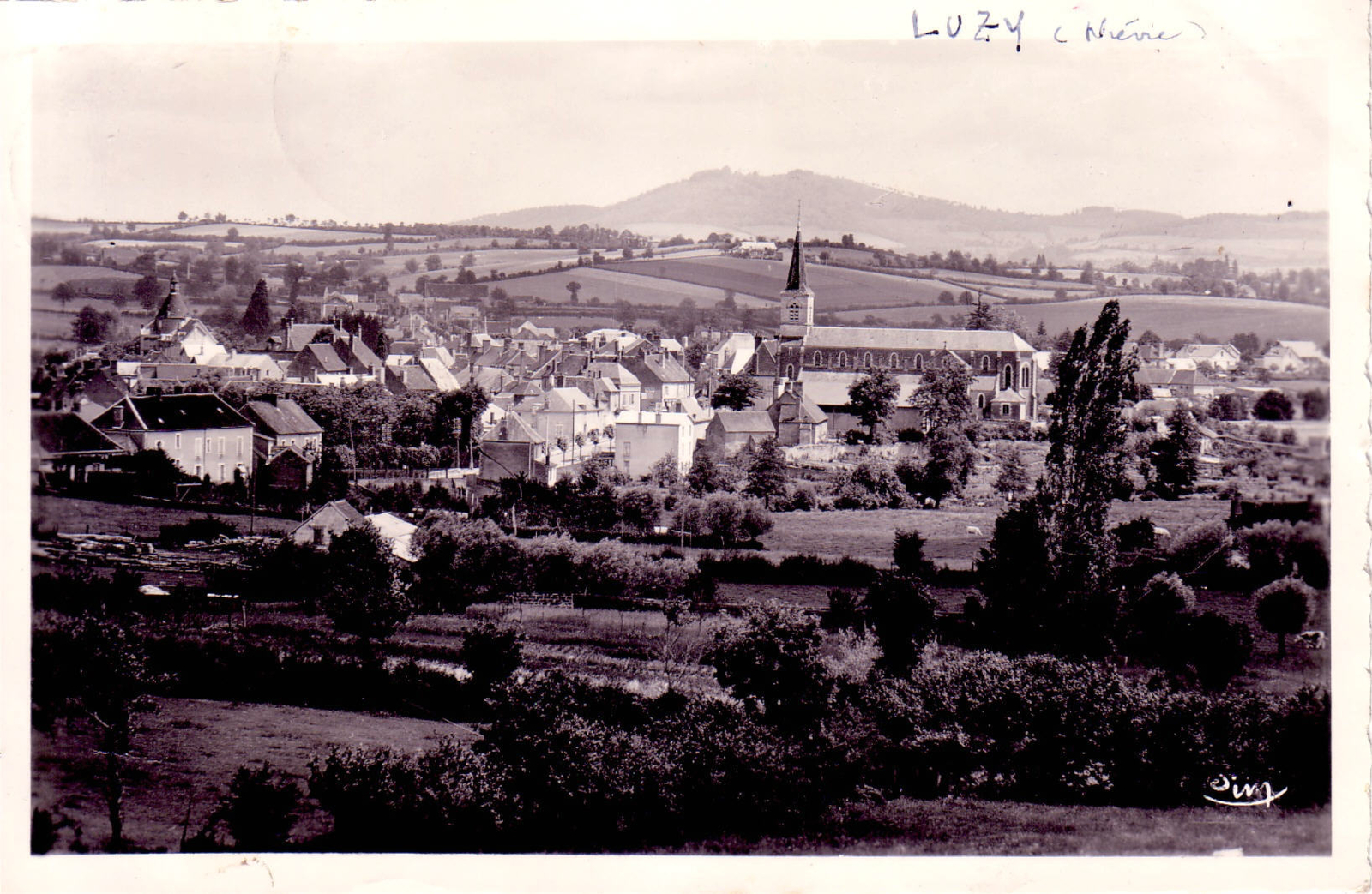 Photos et carte postales anciennes de Luzy - Mairie de Luzy et sa ville