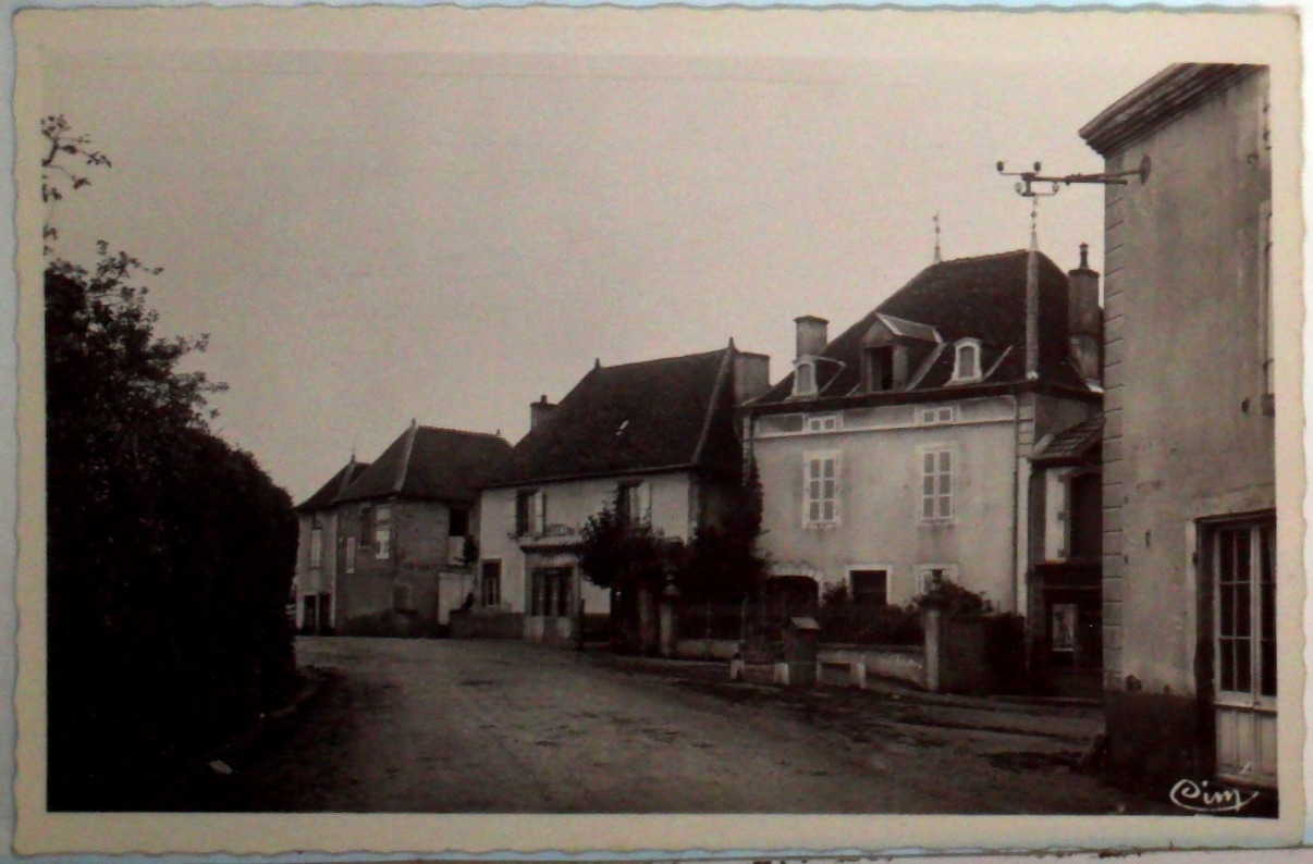 Photos et carte postales anciennes de Poisson, la Mairie de Poisson, sa ...