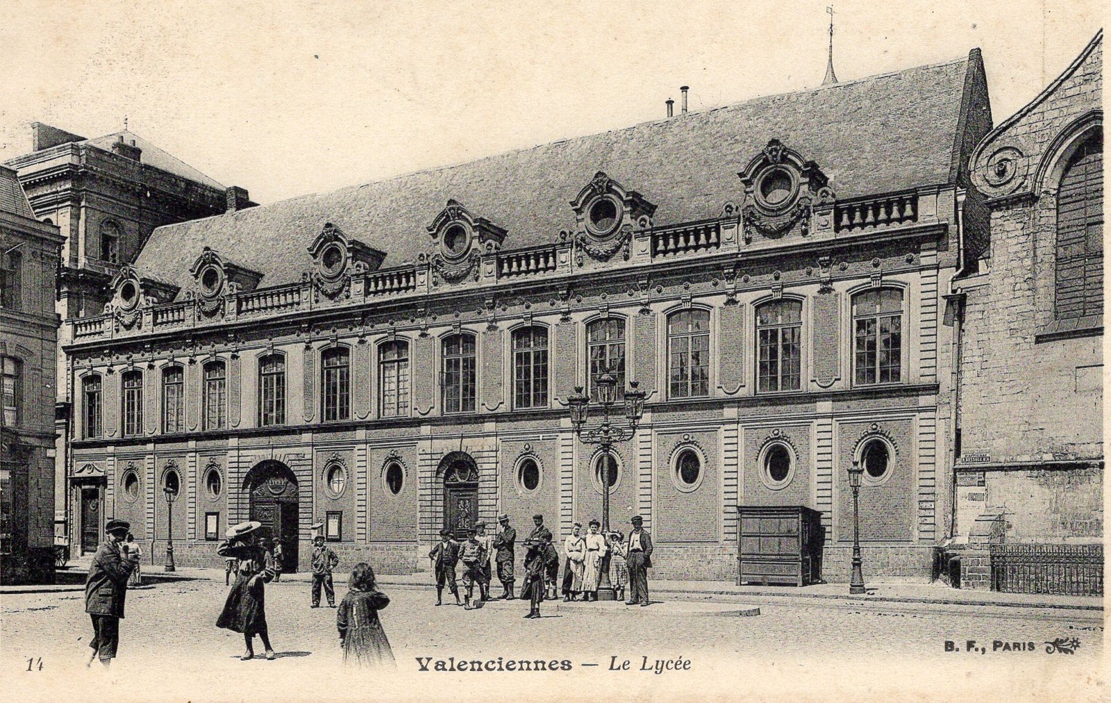 Photos et carte postales anciennes de Valenciennes - Mairie de Valenciennes et sa ville