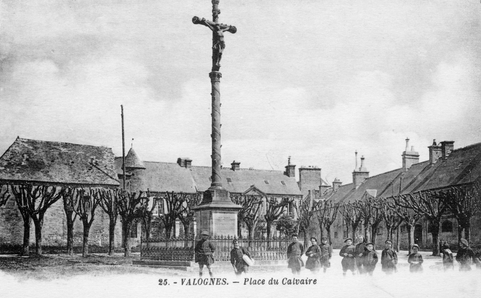 Photos et carte postales anciennes de Valognes - Mairie de Valognes et ...