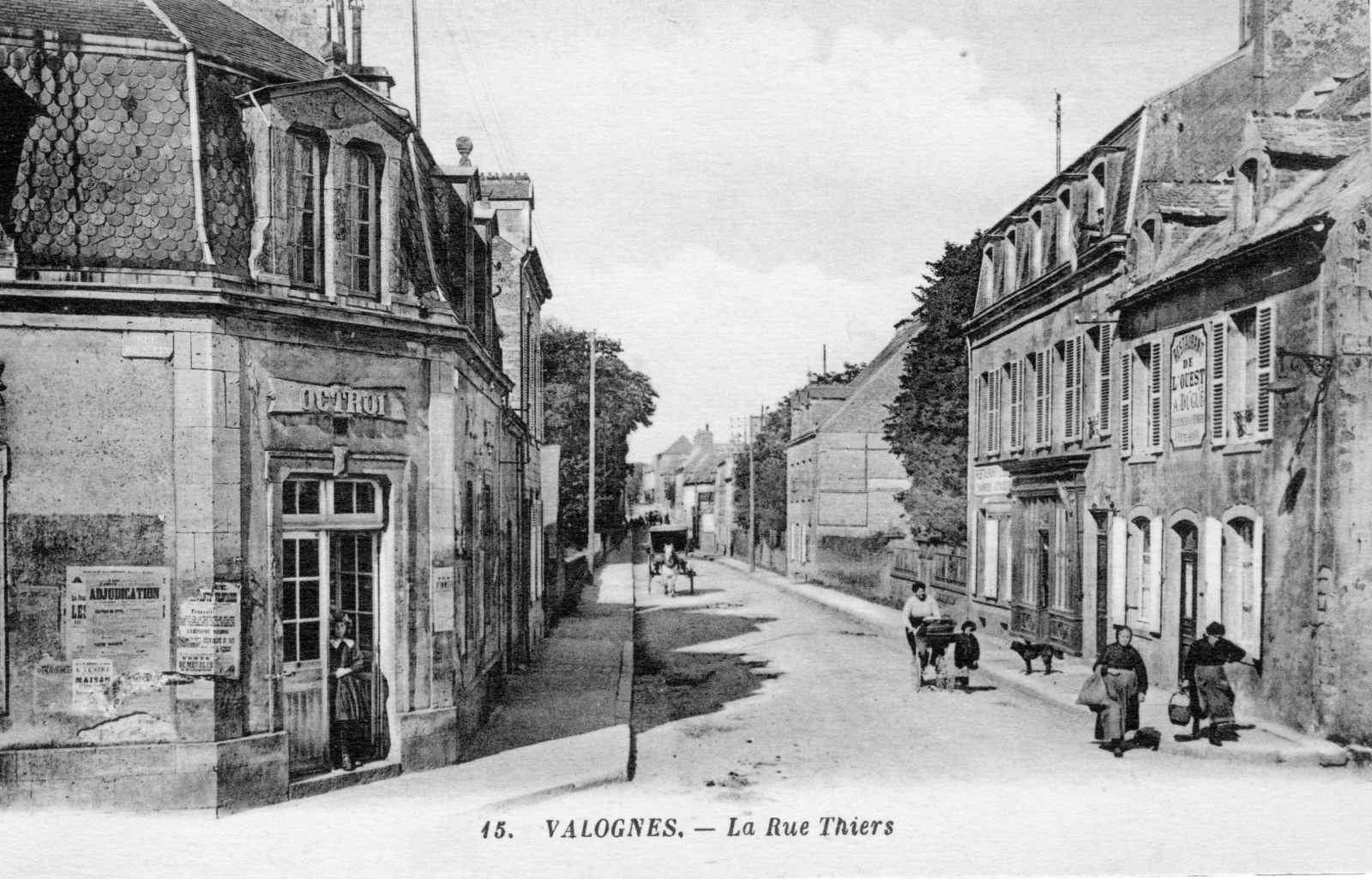 Photos et carte postales anciennes de Valognes - Mairie de Valognes et ...