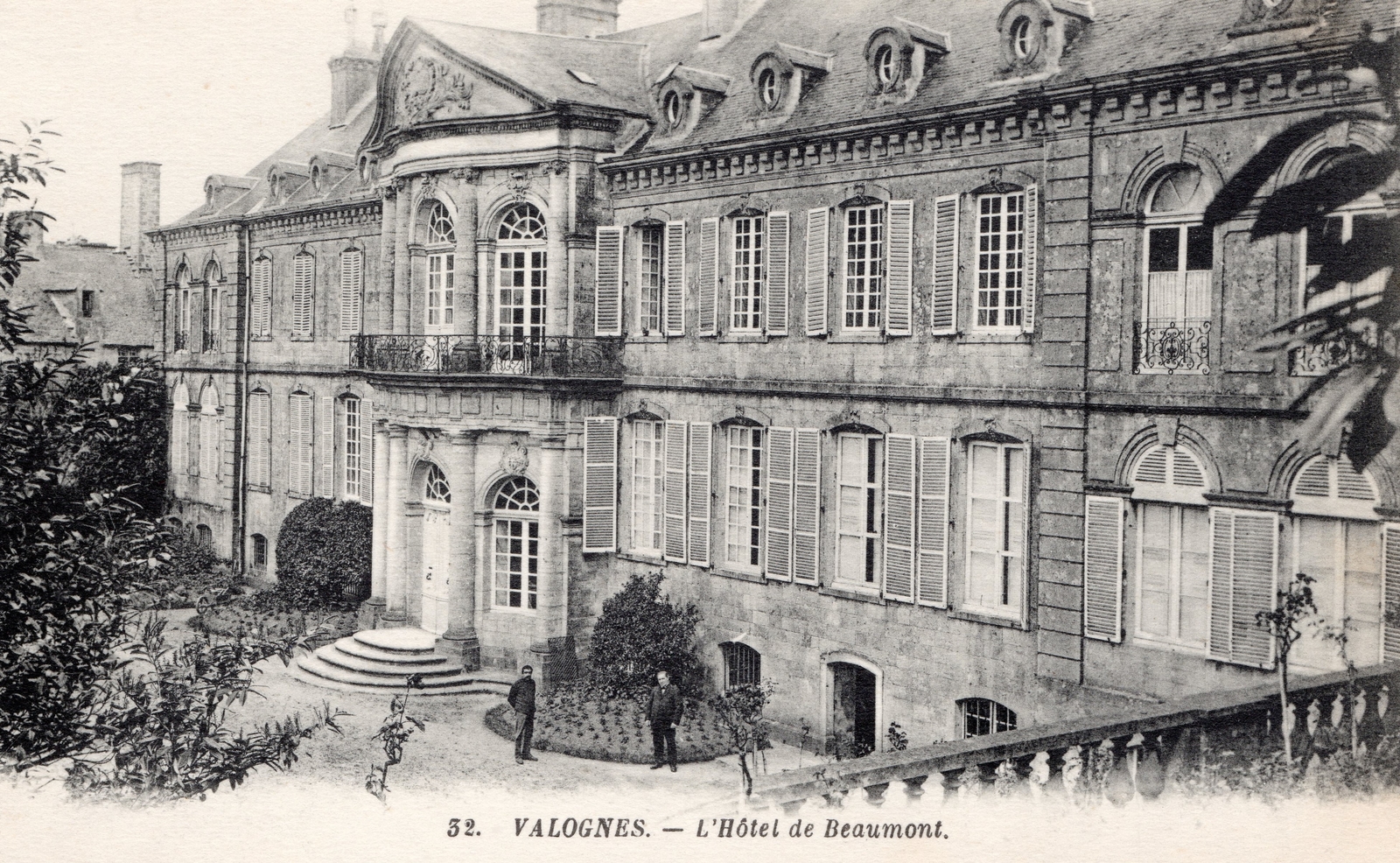 Photos et carte postales anciennes de Valognes - Mairie de Valognes et ...